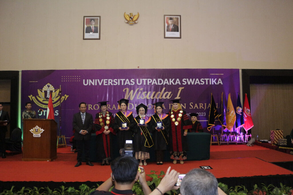 Wisuda ke-1 Universitas Utpadaka Swastika – Kilas Universitas Utpadaka Swastika