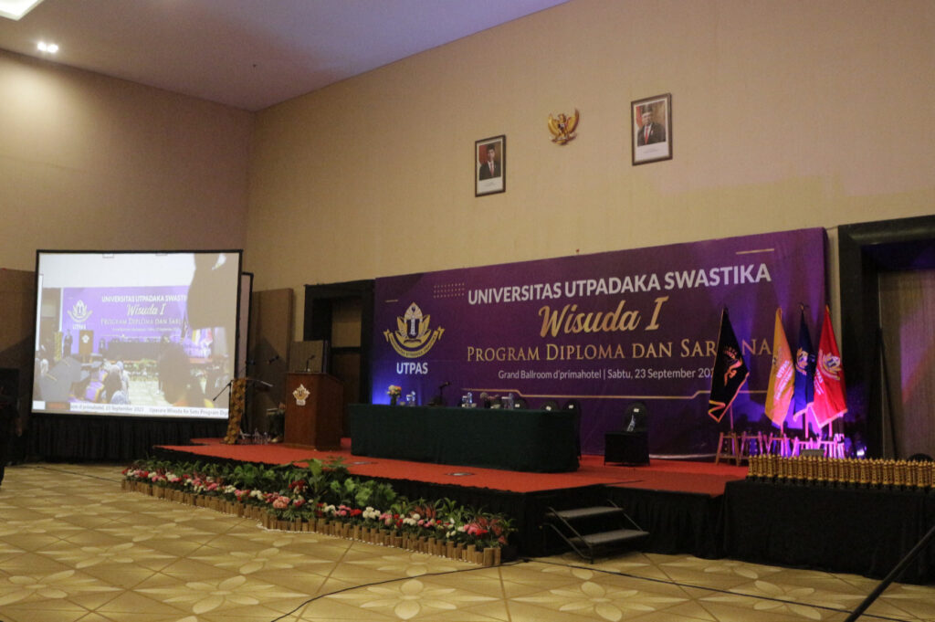 Wisuda ke-1 Universitas Utpadaka Swastika – Kilas Universitas Utpadaka Swastika